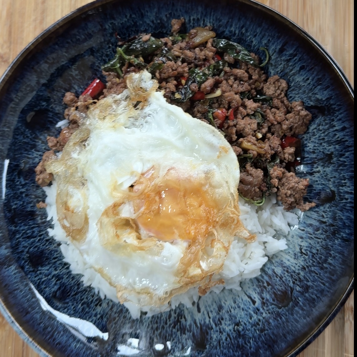 Pad Kra Pao – Thailands feuriges Wokgericht mit Holy Basil - The Wokman